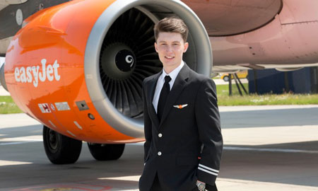 A 19 anni Luke Elsworth è il più giovane pilota di easyjet - Travelnostop