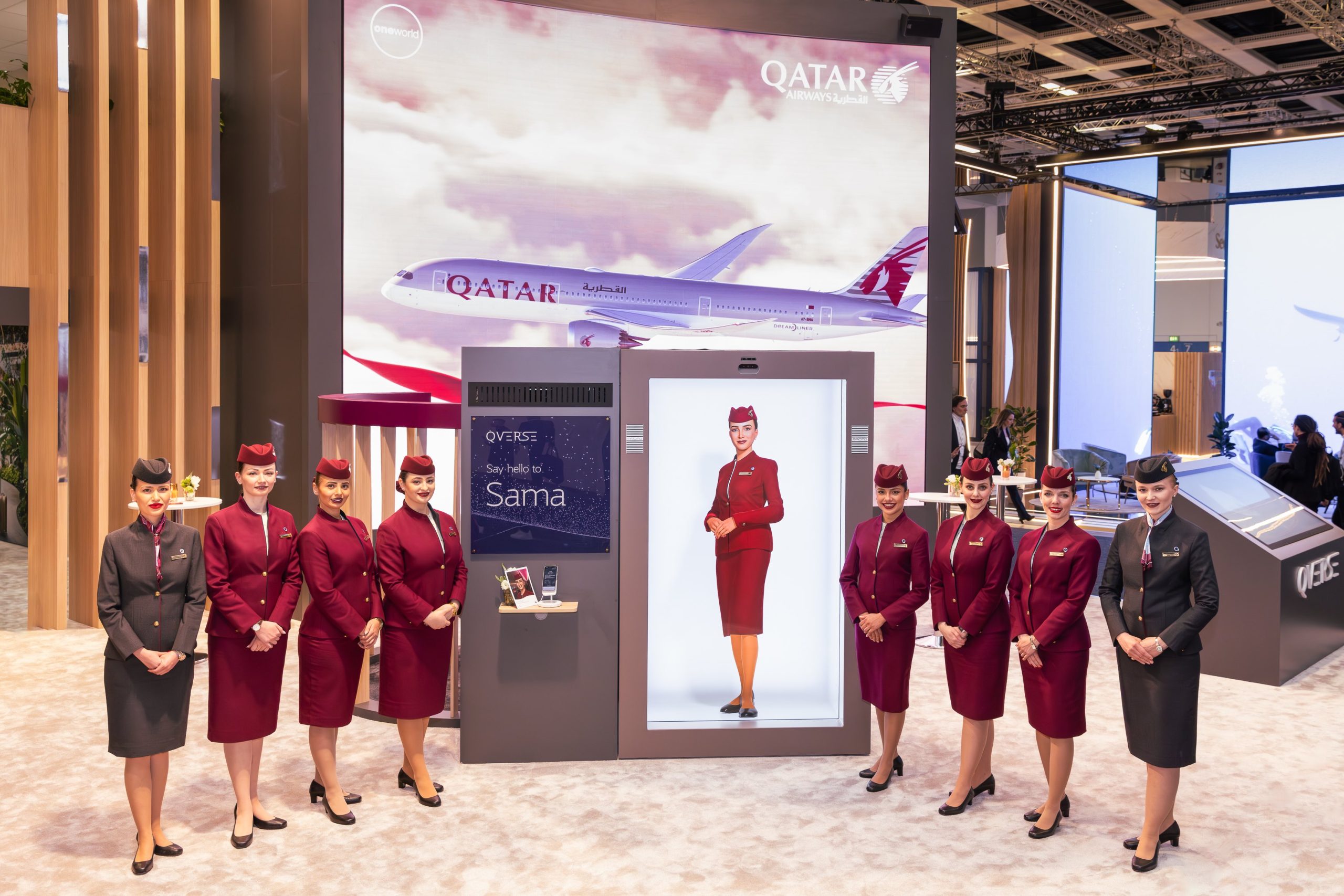 Qatar Airways: con l'IA nasce il primo equipaggio di cabina virtuale ...