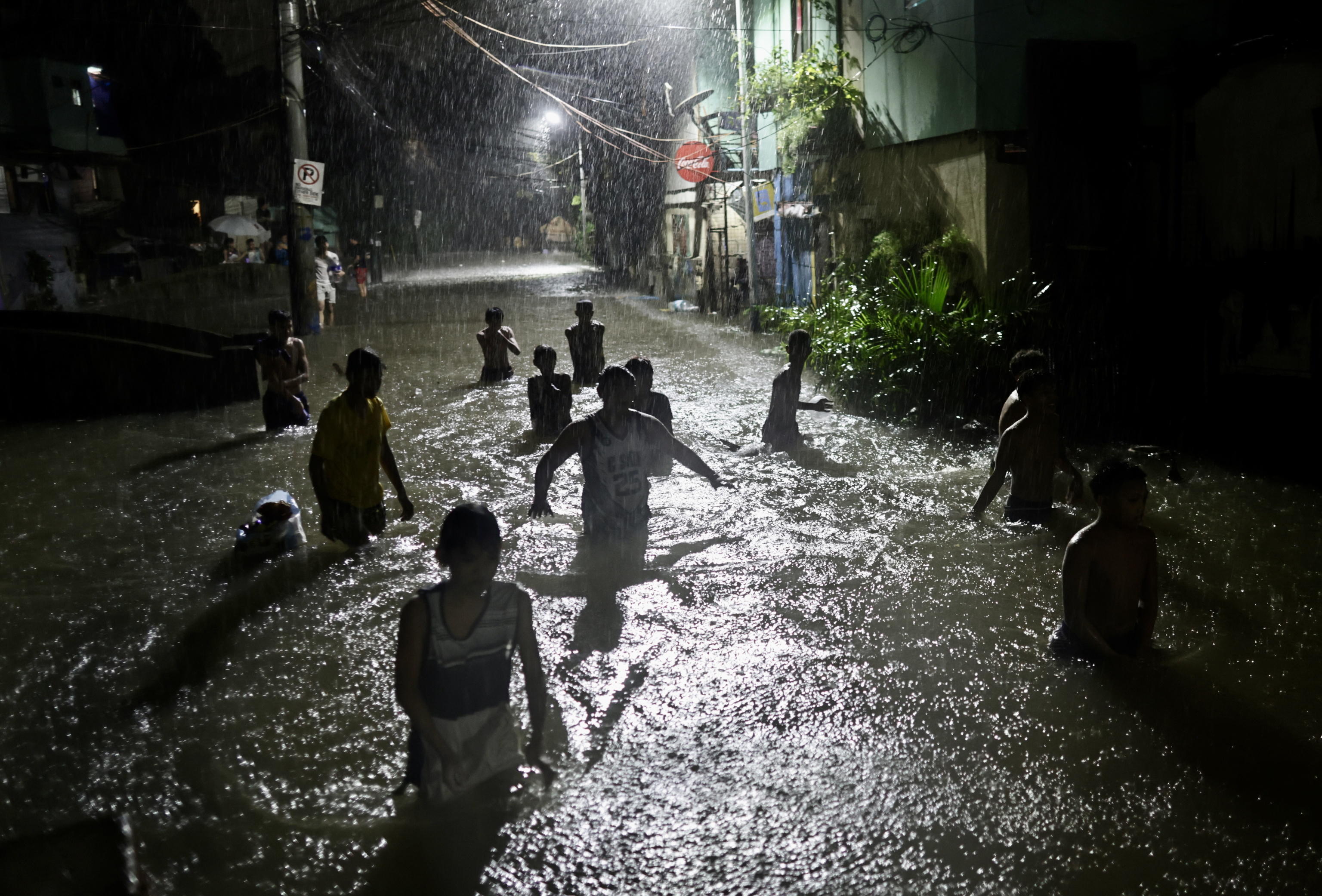 Super tifone Ragasa verso Cina, Cathay Pacific cancella 500 voli ...
