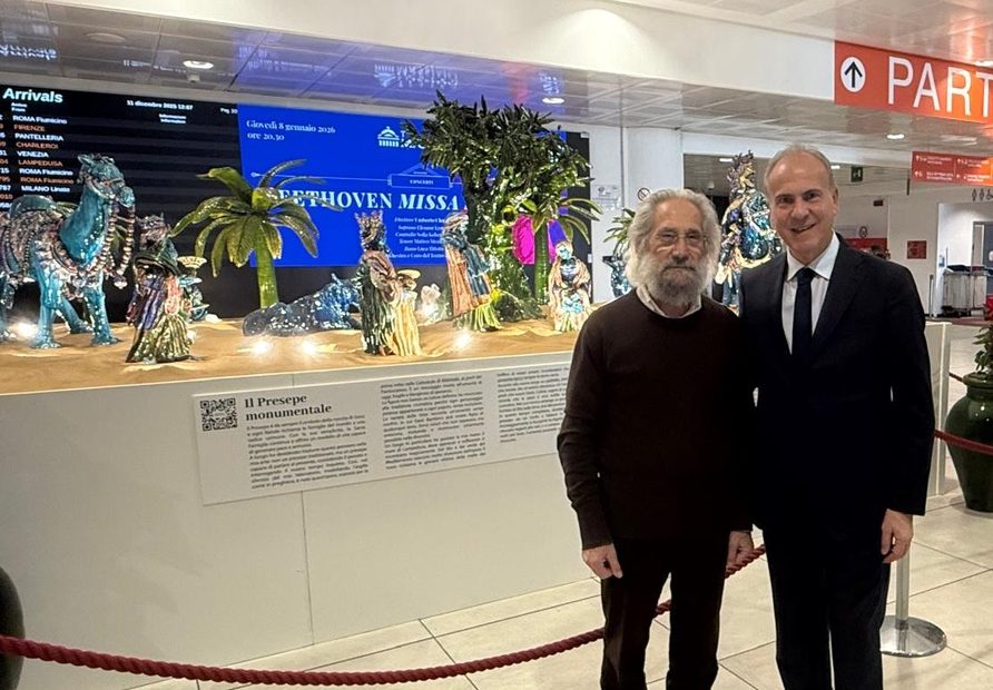 Aeroporto Palermo: in hall arrivi esposto presepe monumentale ...